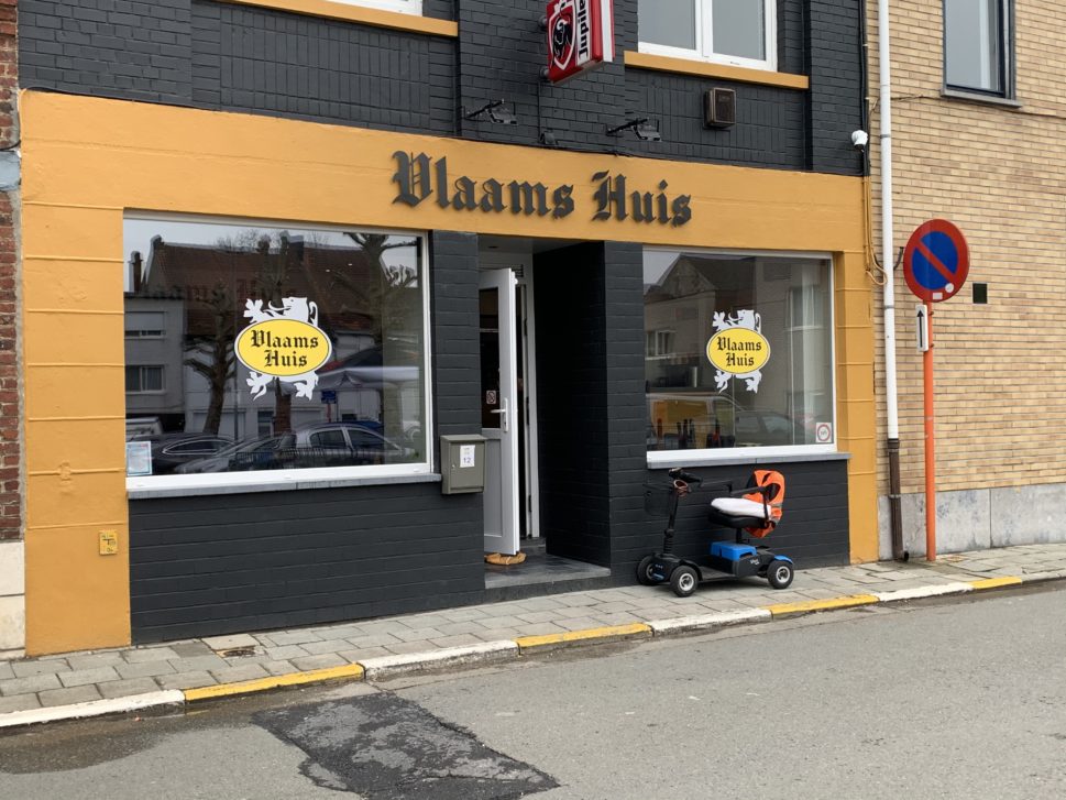 Forza Ninove en het Vlaams Huis delen terug 400 schoolpakketten uit