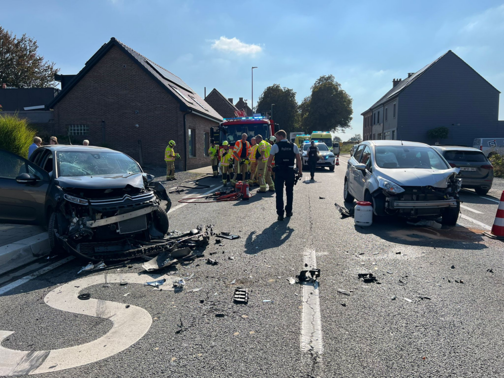 Drie gewonden bij frontale botsing op Geraardsbergsesteenweg