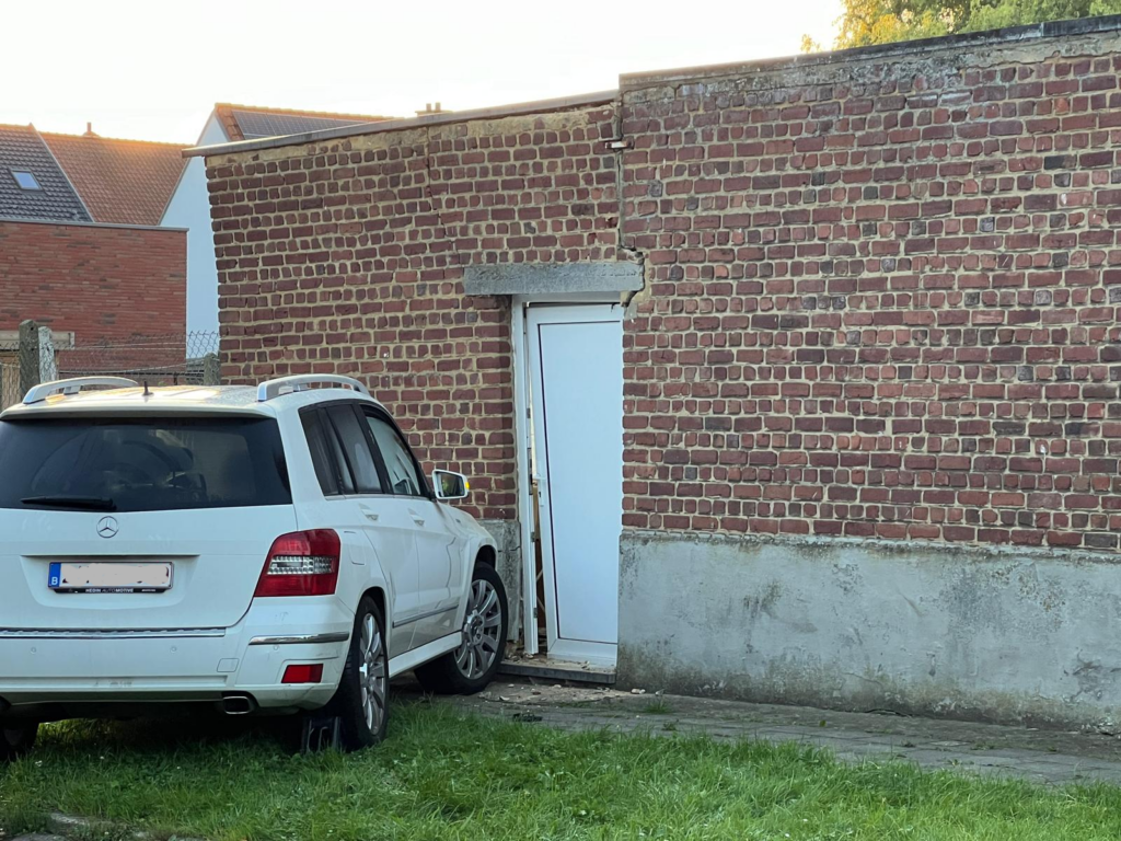 Auto tegen gevel aan Nijverheidslaan-Vredelaan